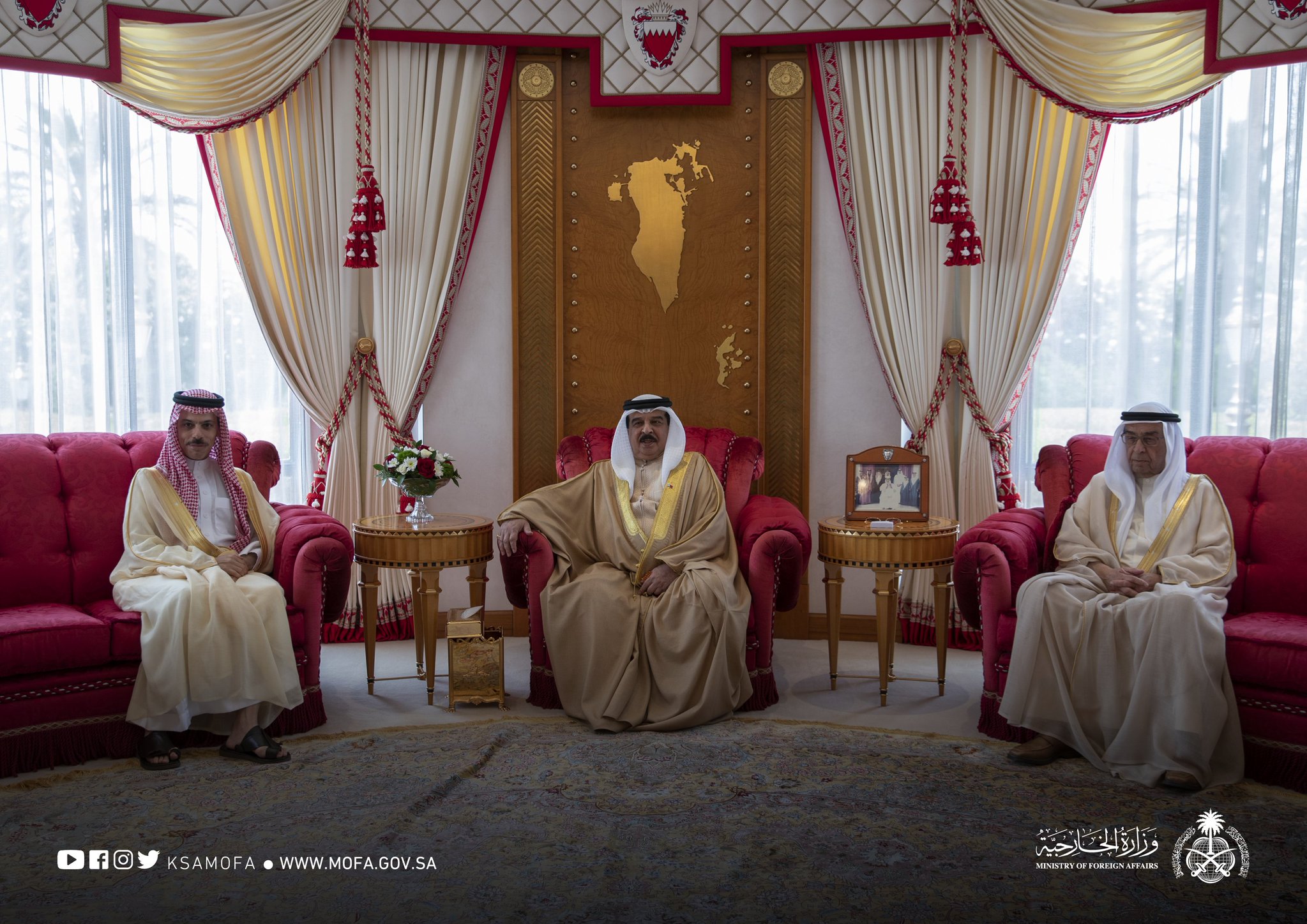 His Majesty King of Bahrain Receives Minister of Foreign Affairs